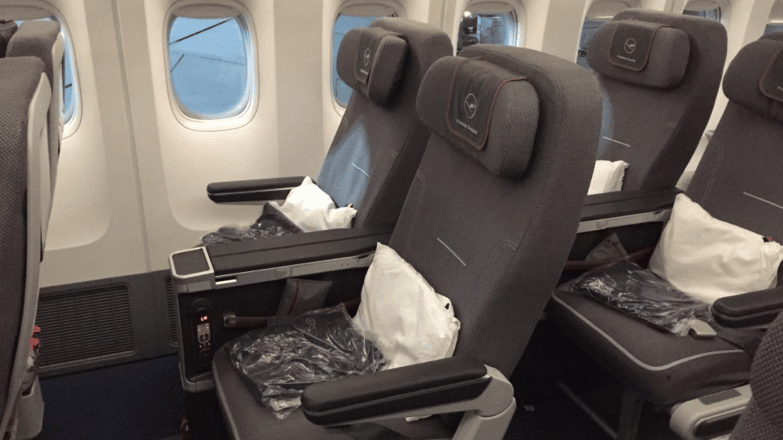 Erste 747-8 Mit Premium Economy Class – PJLM