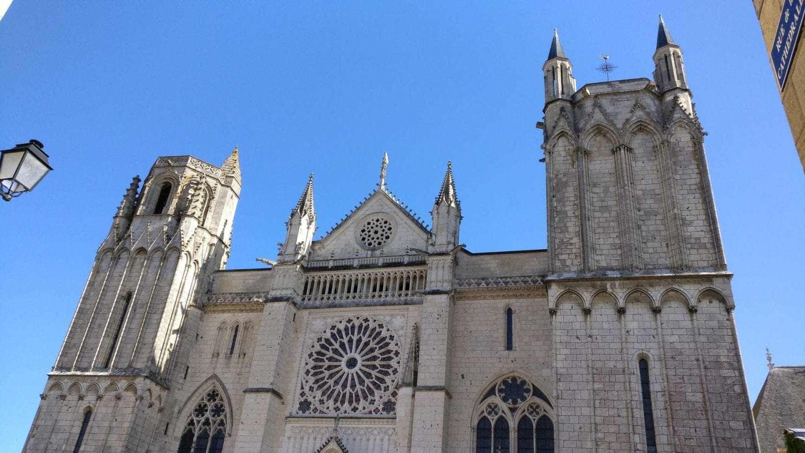 City Guide: Alle Infos zu Poitiers - Sehenswürdigkeiten & mehr