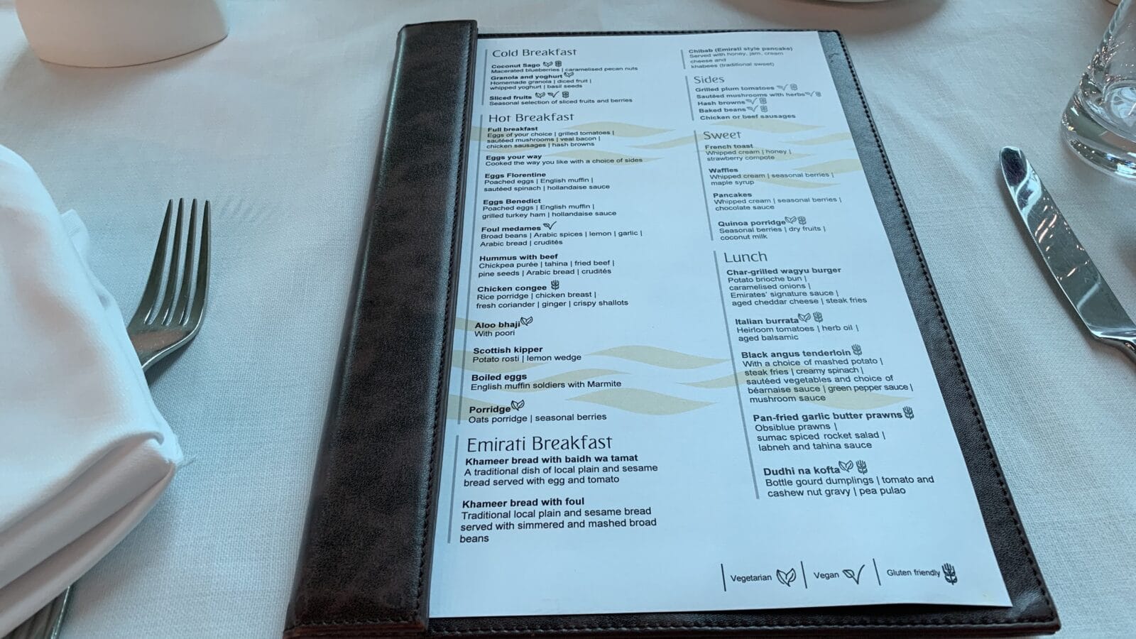 Review: Emirates First Class Lounge Dubai B | reisetopia