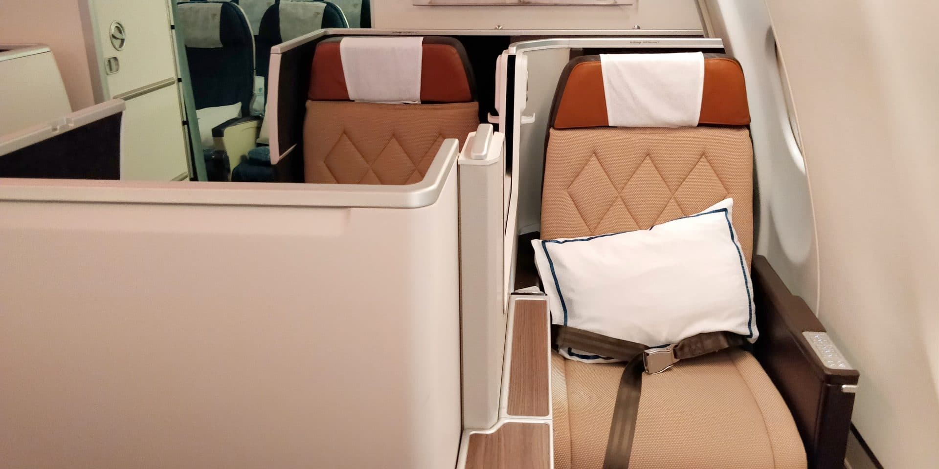 Review: Oman Air Business Class Airbus A330 | reisetopia Airline-Test