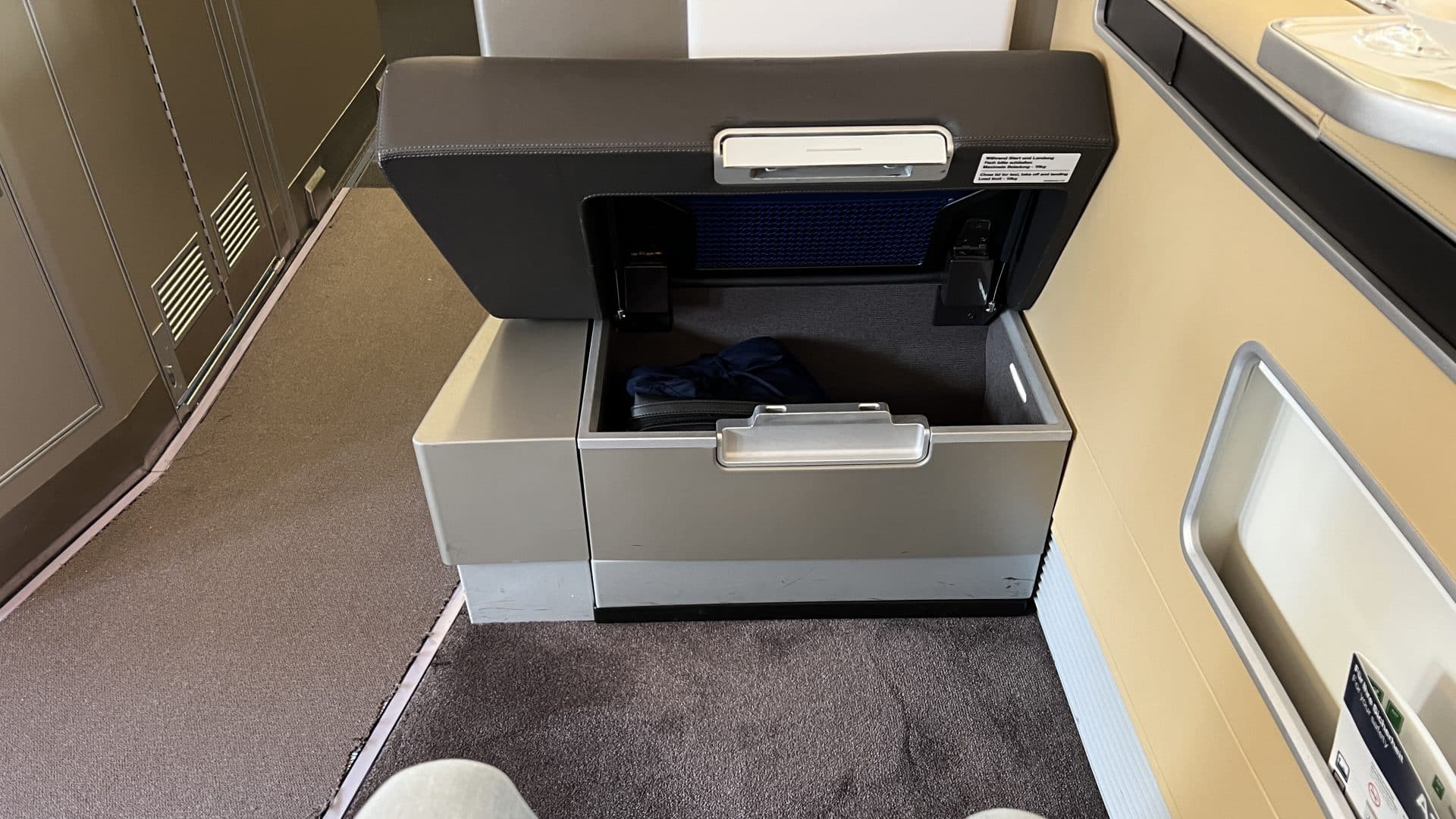 Review: Lufthansa First Class Airbus A340