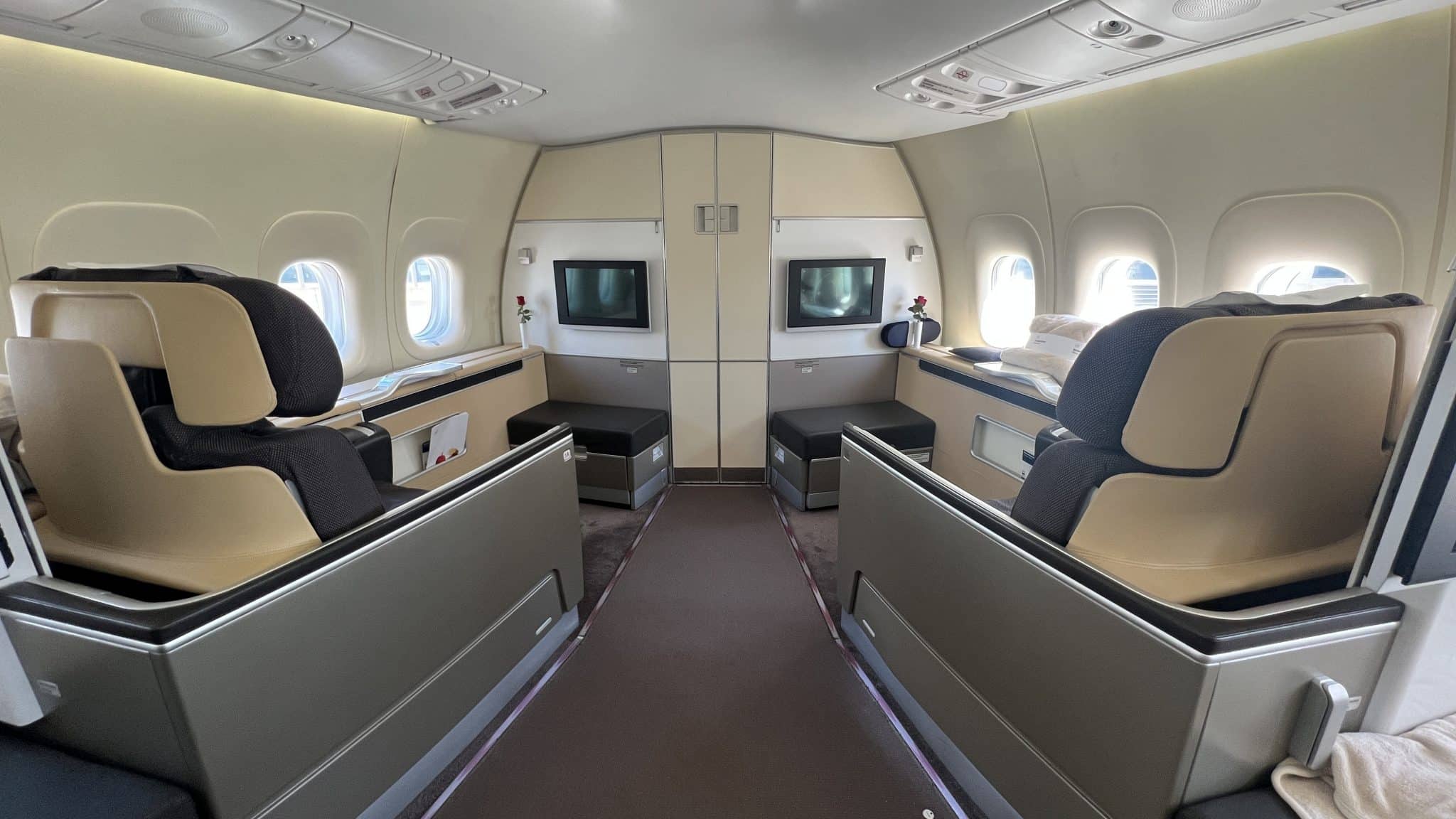 Lufthansa First Class Boeing 747-8 – Bewertung mit eigenen Fotos